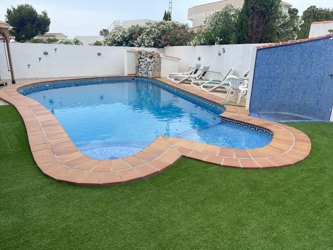 Swimming Pool Surround Synthetic Grass – Sprung Gym Flooring